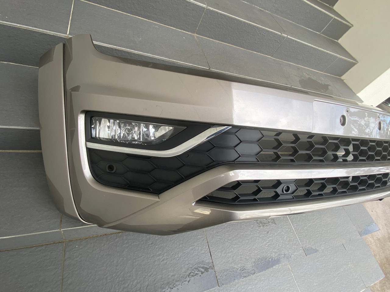 VW AMAROK 2020-2021 NEW GENUINE FRONT COMPLETE BUMPER BAR IN SILVER ...