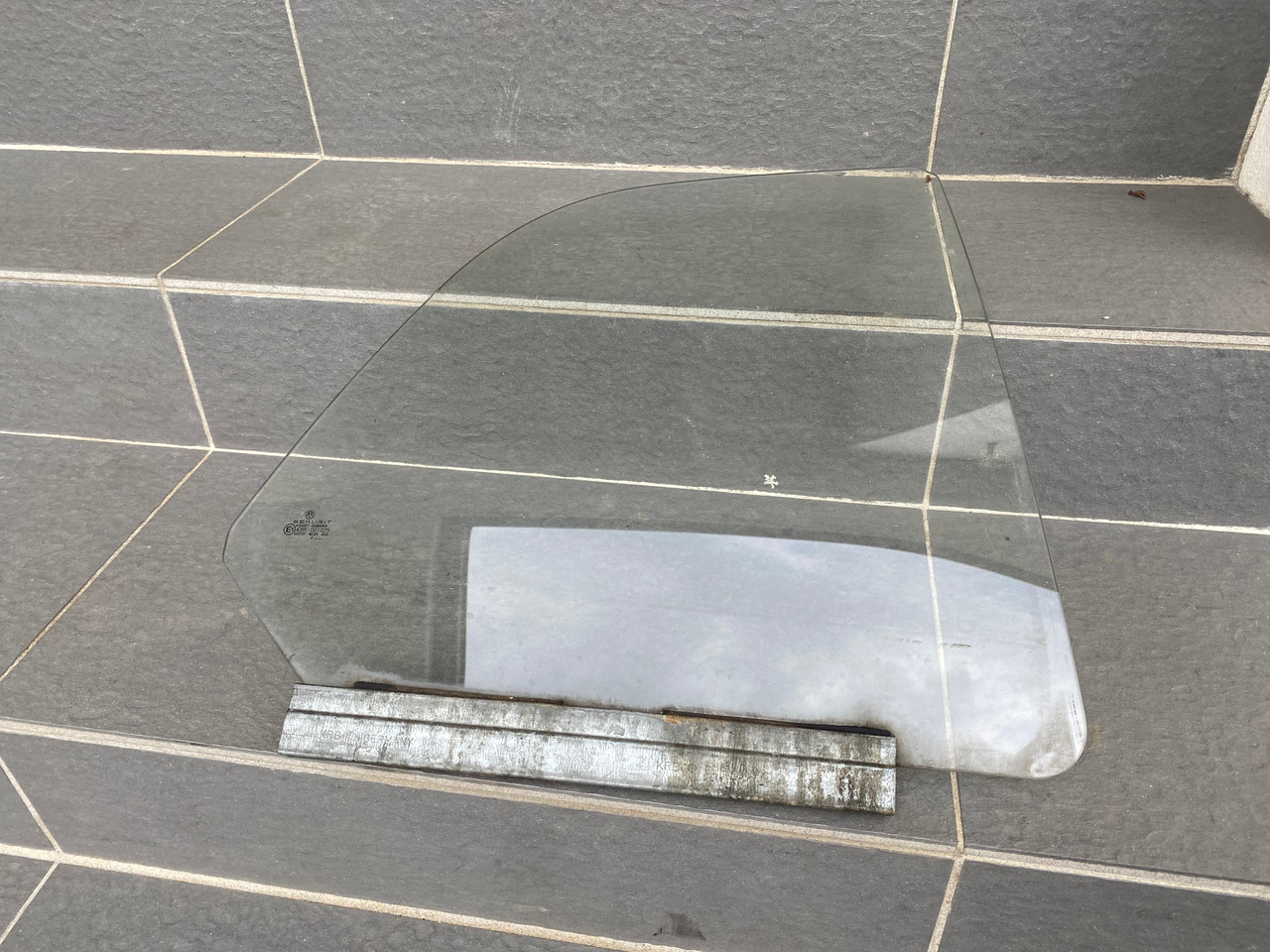 VW GOLF MK3 CONVERTIBLE USED RH REAR QUARTER GLASS - Parts 4 European Cars