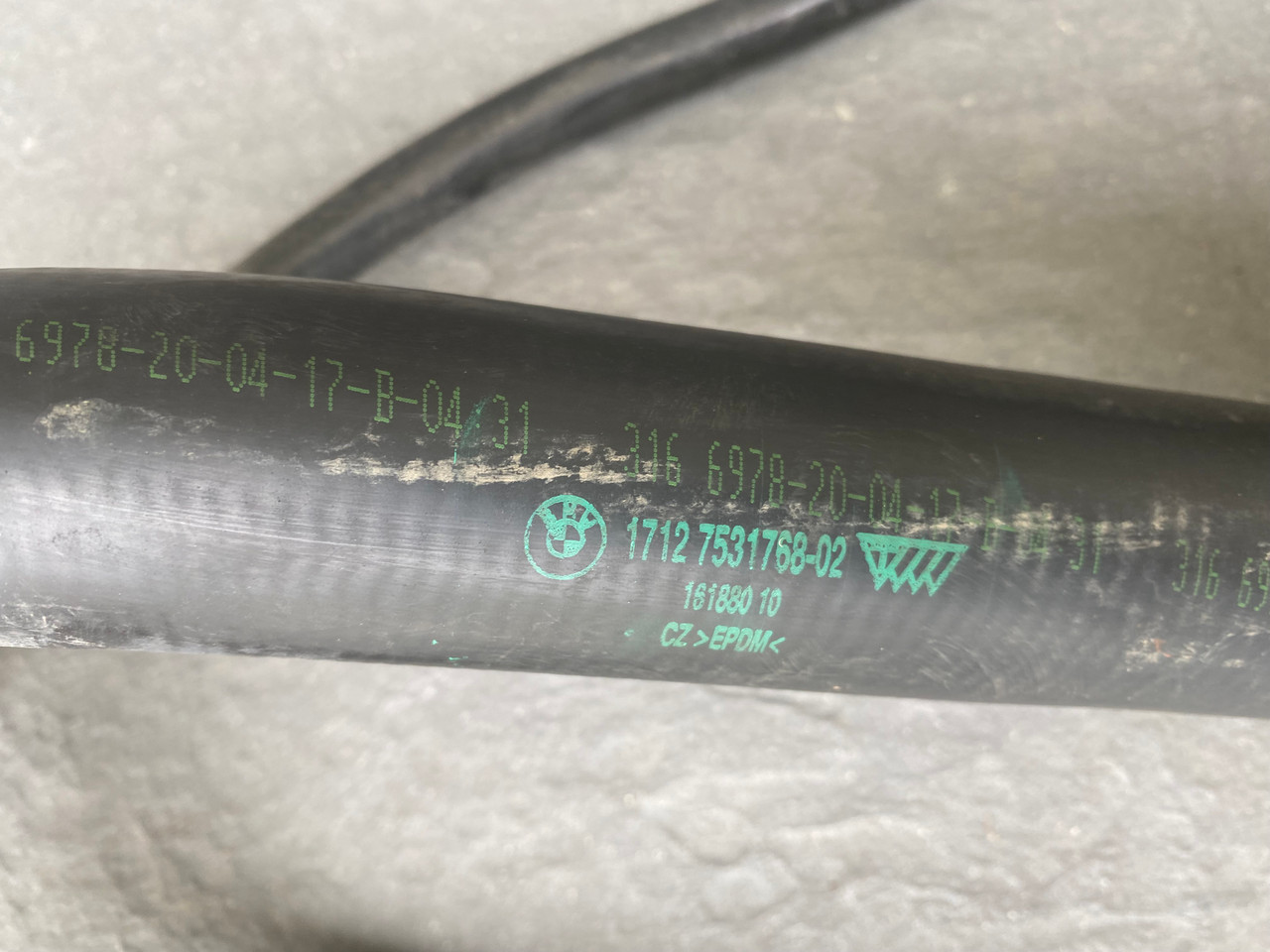 BMW E90 320 USED RADIATOR HOSE 1712 7531768-02 - Parts 4 European Cars