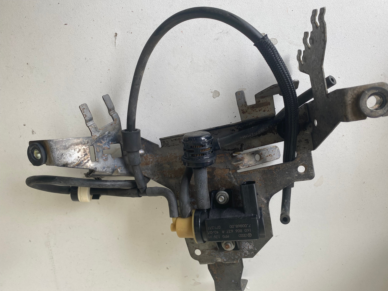 VW TRANSPORTER T5 1.9 TDI USED TURBO PRESSURE BOOST VALVE WITH HOSES ...