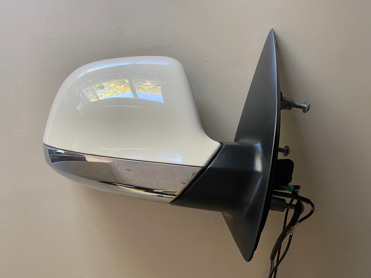 VW AMAROK 2017 ON USED RH DOOR MIRROR TWIN ANTENNA PLUG TYPE IN WHITE ...