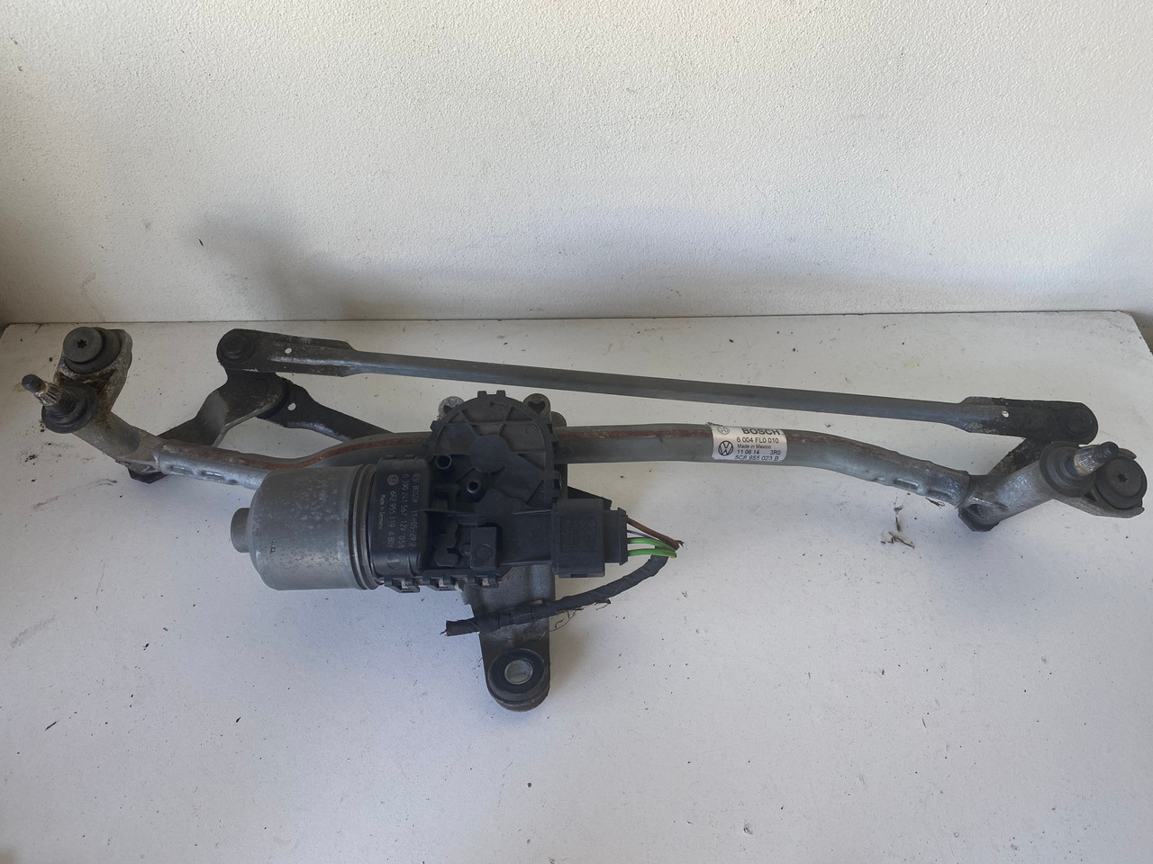 VW JETTA 2011 ON USED WINDSCREEN WIPER MOTOR AND LINKAGES 6R2 955 119 A ...