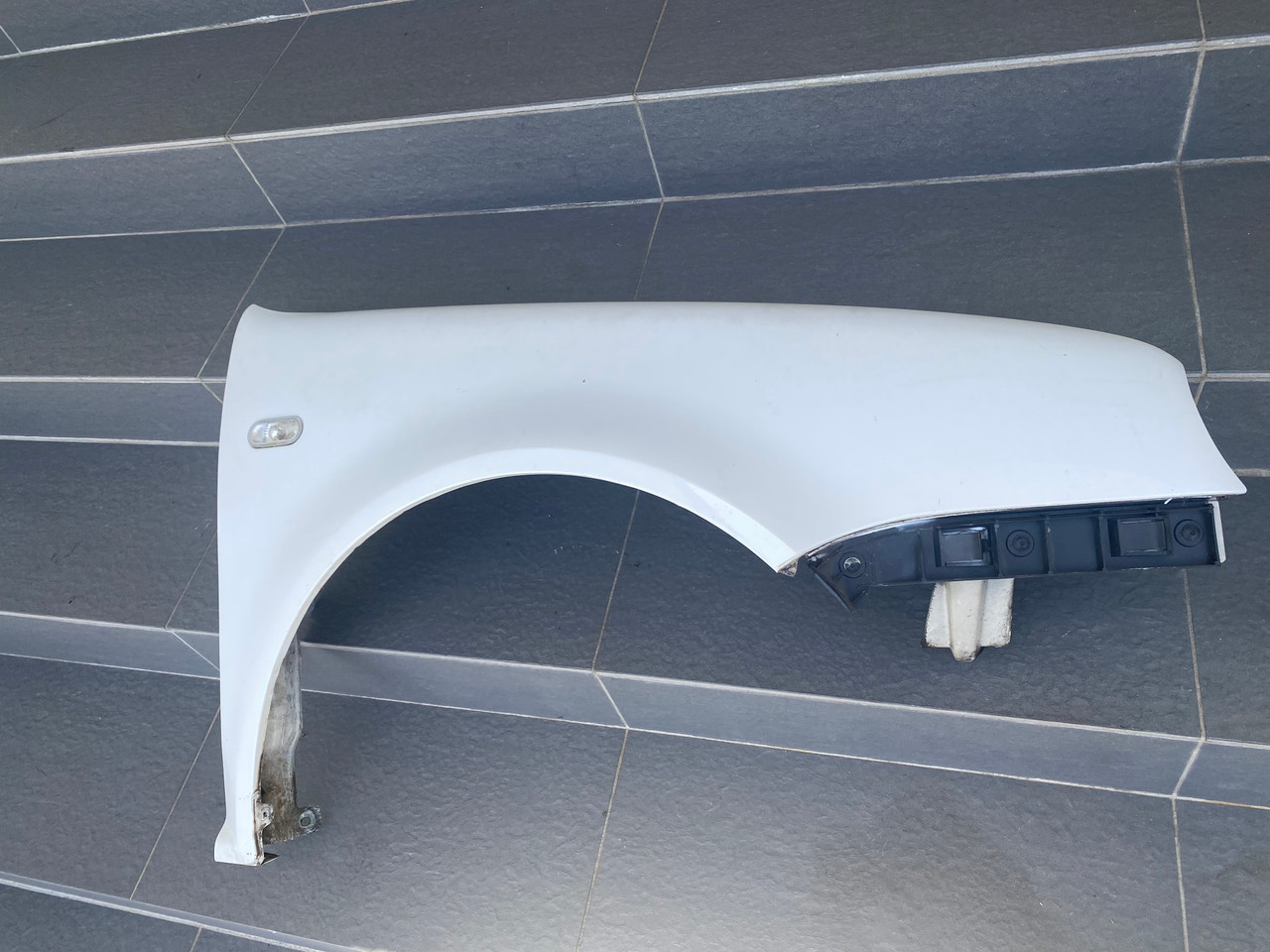 VW GOLF MK4 USED RH GUARD IN WHITE B9A PAINT CODE - Parts 4 European Cars
