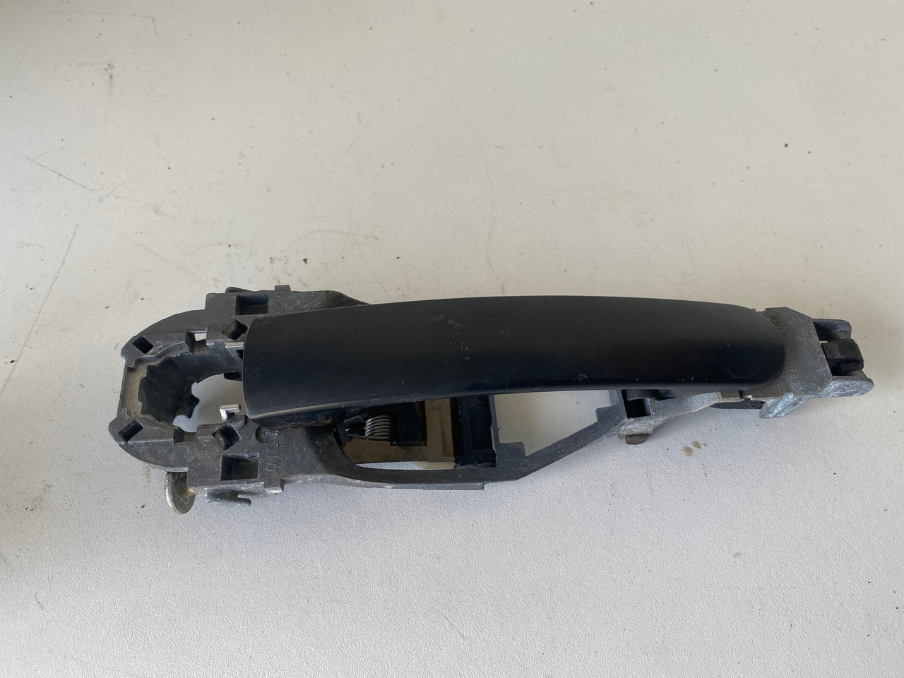 VW PASSAT GOLF MK4 USED RHF OUTER DOOR HANDLE CARRIER 3B0 837 885 886 ...