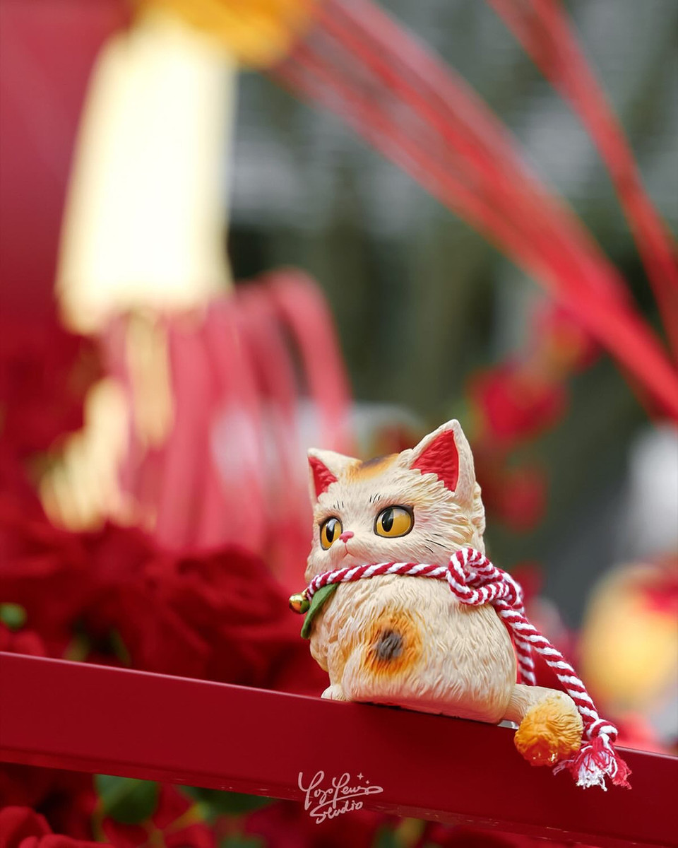 Taiga Sit Sit Lucky Cat by Yoyo Yeung - myplasticheart