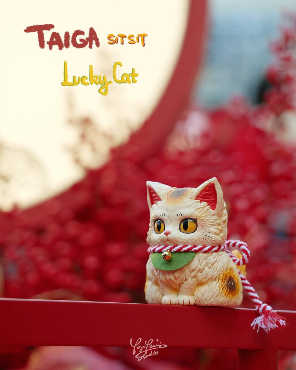 Taiga Sit Sit Lucky Cat by Yoyo Yeung - myplasticheart
