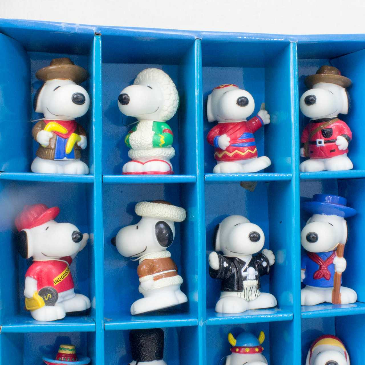 Snoopy Collectable Mini Figure Box 28pc World Costume Figure Peanuts ...