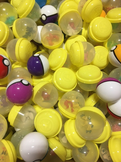 Pokemon Premium Mix With Figurines + Pokeballs 250 Pieces In Acorn ...
