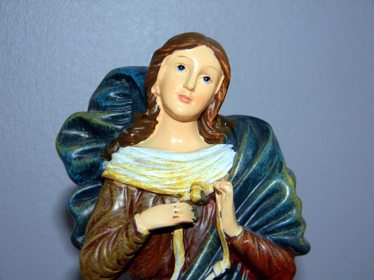 Mary, Untier of Knots 8" Statue - Our Daily Bread Catholic Gifts