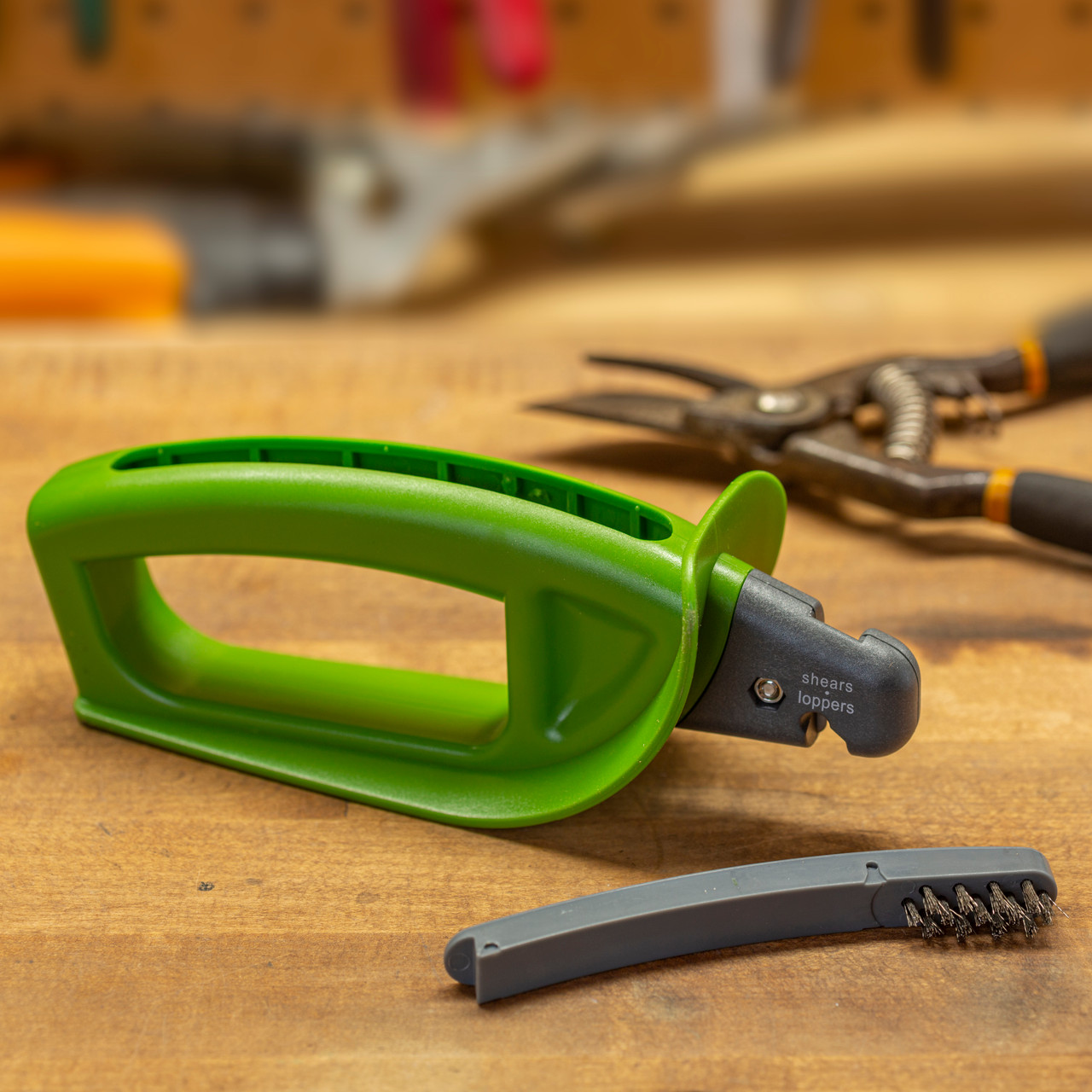 HOW TO SHARPEN HEDGE TRIMMERS - Smith's Consumer Products