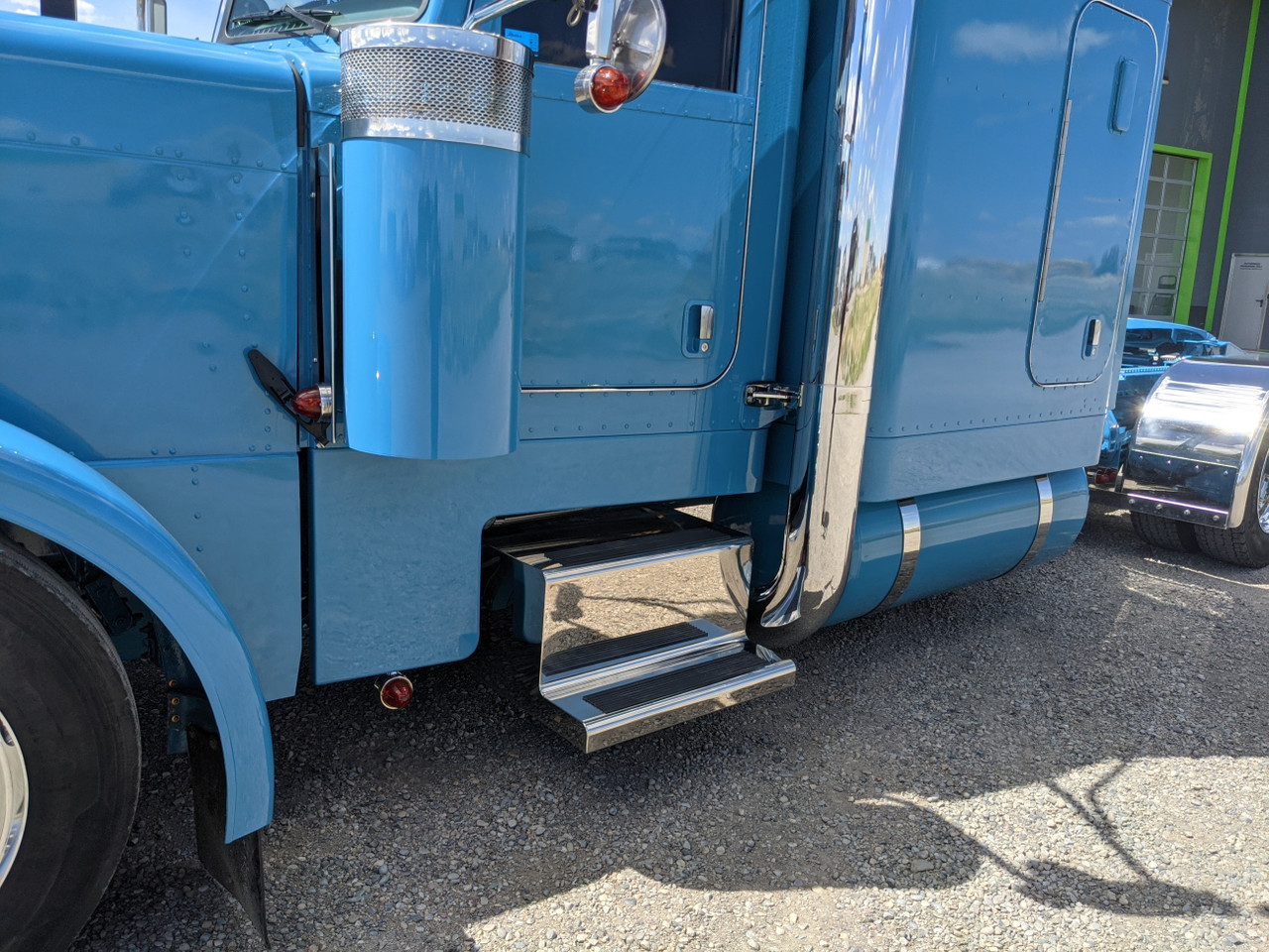 Peterbilt Step/Battery Box Cover - Rounded - LF Truck Centre Ltd.