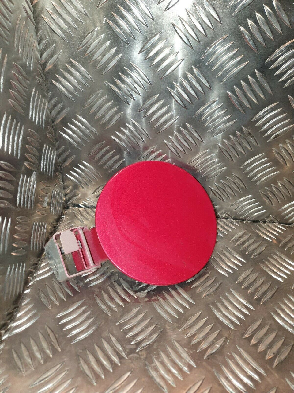 SUZUKI SWIFT FUEL FLAP IN RED PETROL CAP MK2 VVTS 1.5 - DRS Car Parts