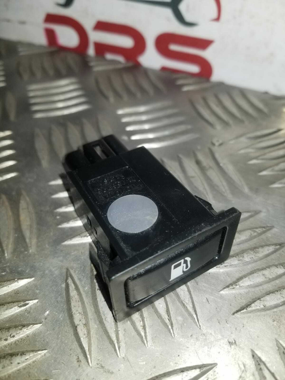 TOYOTA AVENSIS DIESEL FUEL CAP FLAP SWITCH BUTTON D4D 2.0 DIESEL (2003 ...