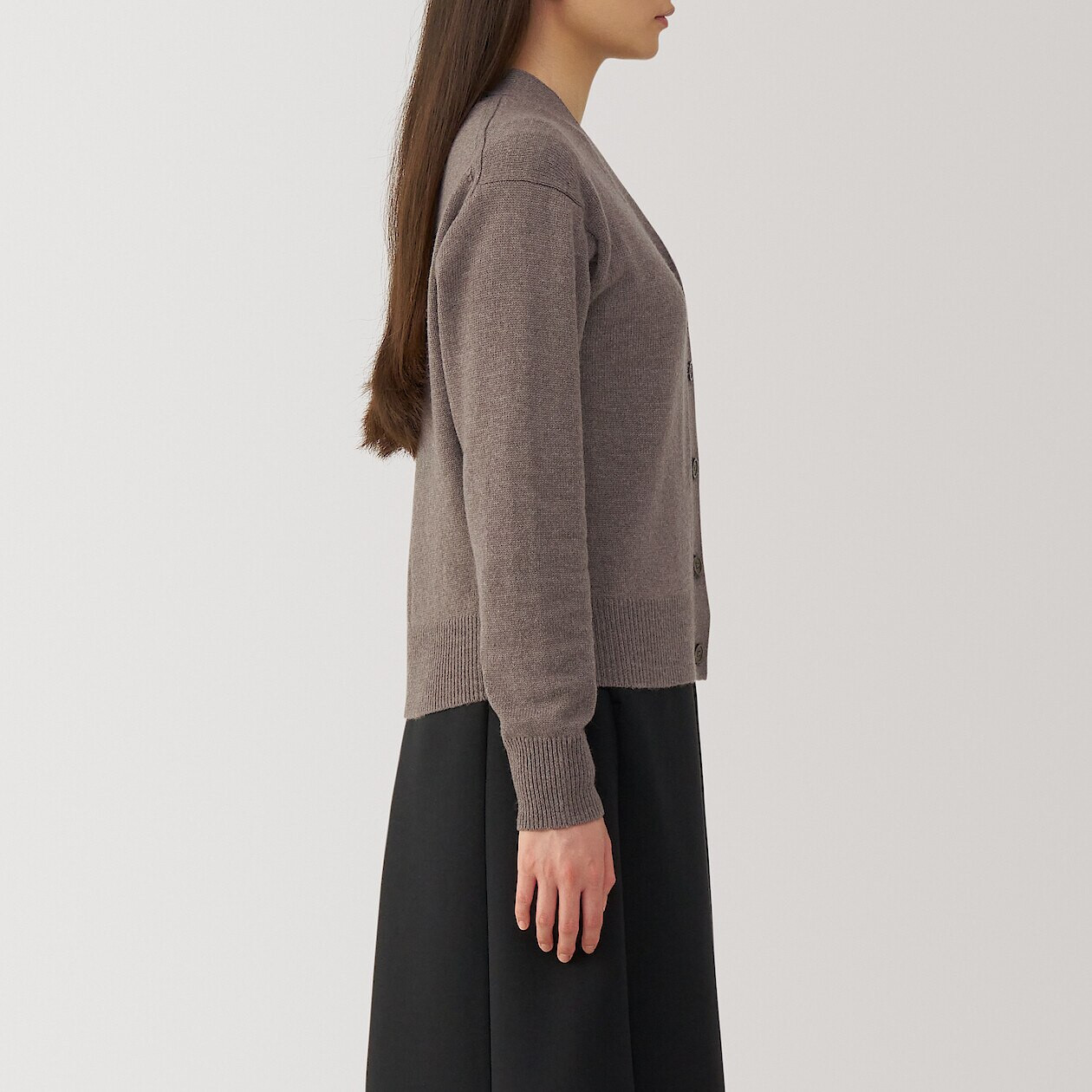 Cardigan mit V‐Ausschnitt aus mitteldickem Wollstrick für Damen | MUJI