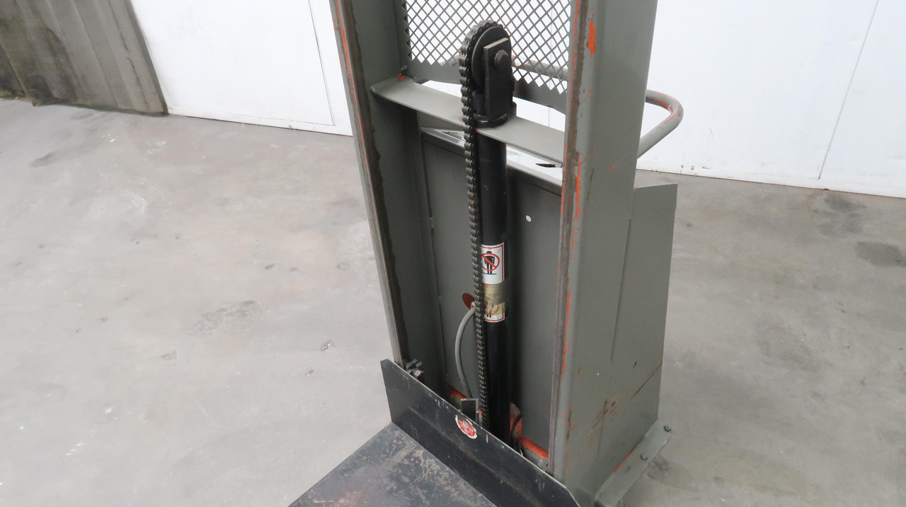 Lee Engineering B566 1000 LBS Platform Hydraulic Lift M0438