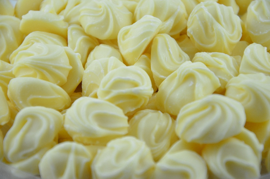 Milky Buds whirl 1kg chocolate white | Confectionery World