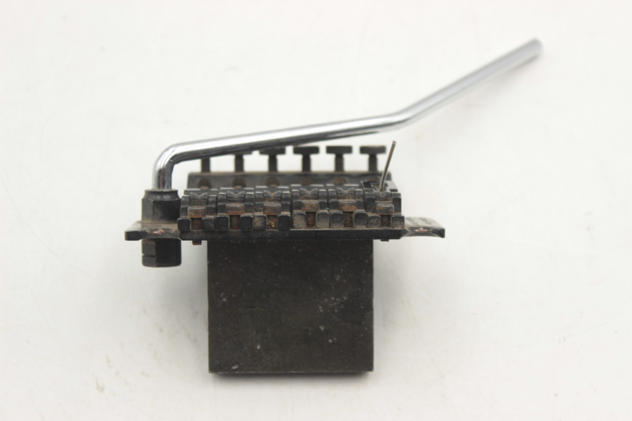 Floyd Rose Licensed String-through Tremolo System w/ mismatched Saddle