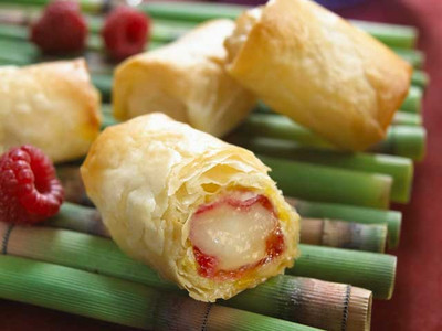 BRIE & RASPBERRY WITH ALMONDS IN PHYLLO - 56 pieces per tray