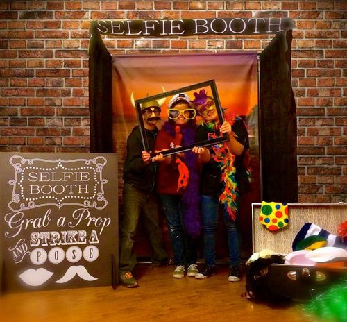 Selfie Booths | Selfie Stands | Twister Display