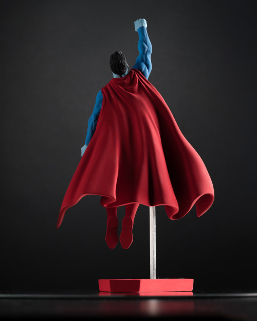 Superman Red and Blue: Superman by Gary Frank 1:10 Scale Resin Statue ...