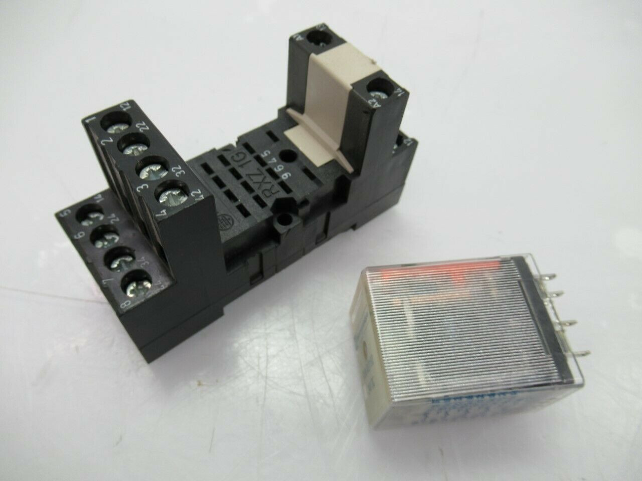 RXN41G11BD+RXZ1G Telemecanique Relay 24v w/ Socket Relay Base(Used ...