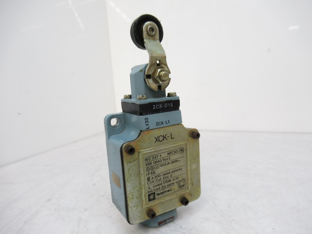 Schneider Electric XCK-L Limit Switch Body W/ ZCKD15 Limit Switch Head ...