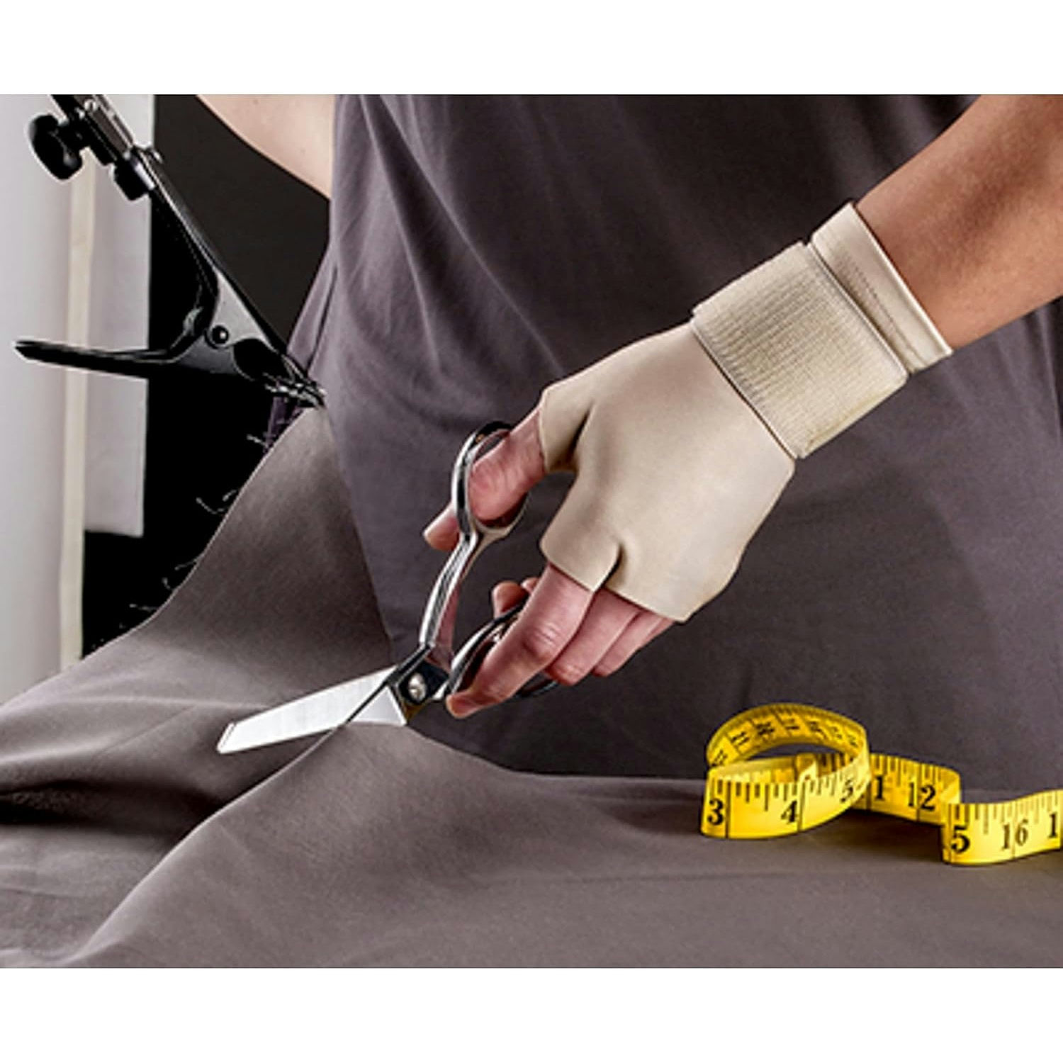 3M FUTURO Hand/Wrist Compression Glove | Shop at Carewell