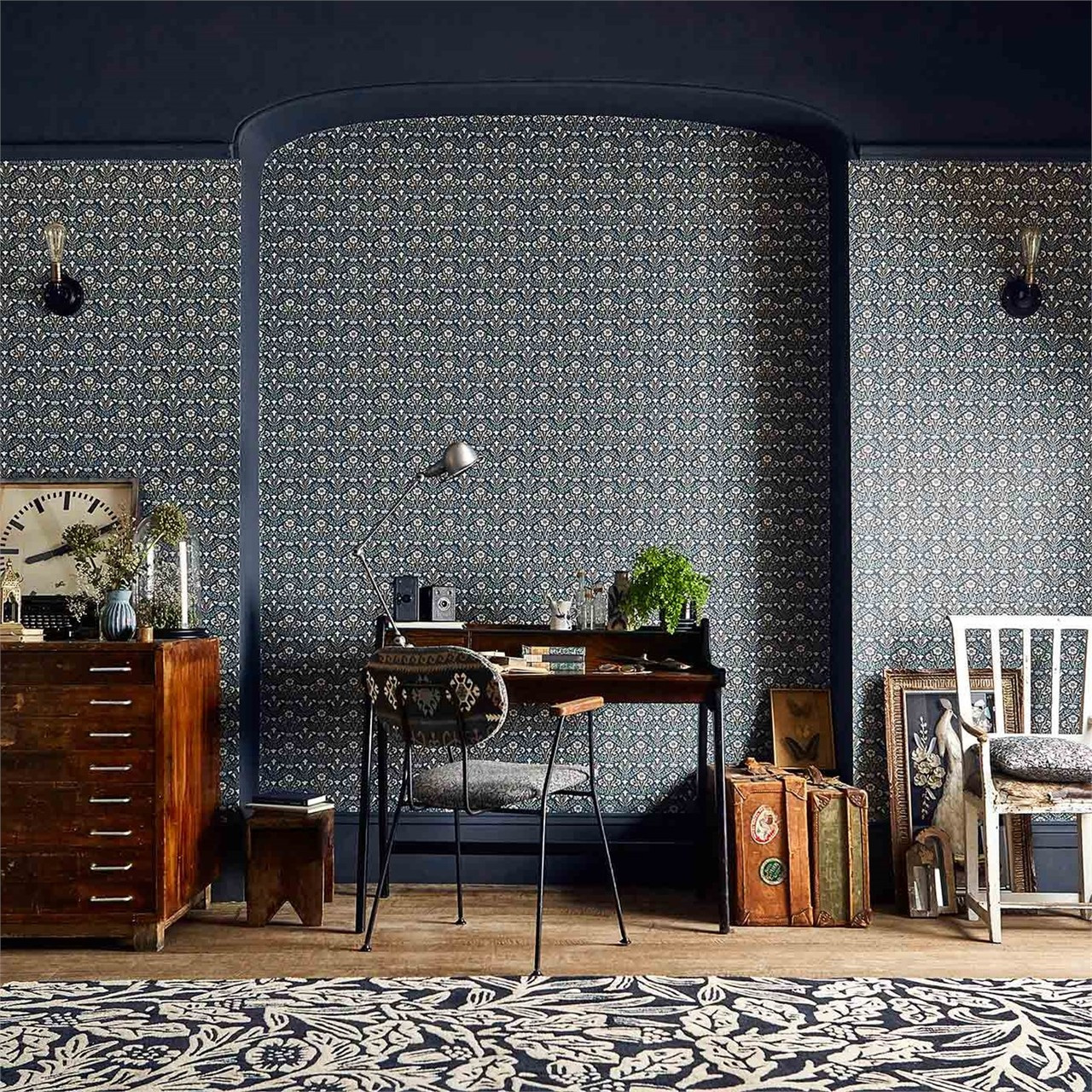 Small Scale Interlocking Floral Pattern Wallpaper Grey Fennel | Morris ...