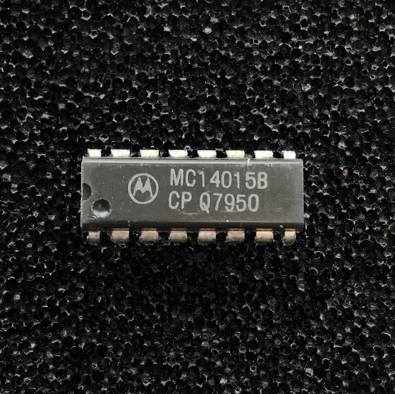 (PKG of 10) MC14015BCP Dual 4-Bit Static Shift Register, CD4015, PDIP ...