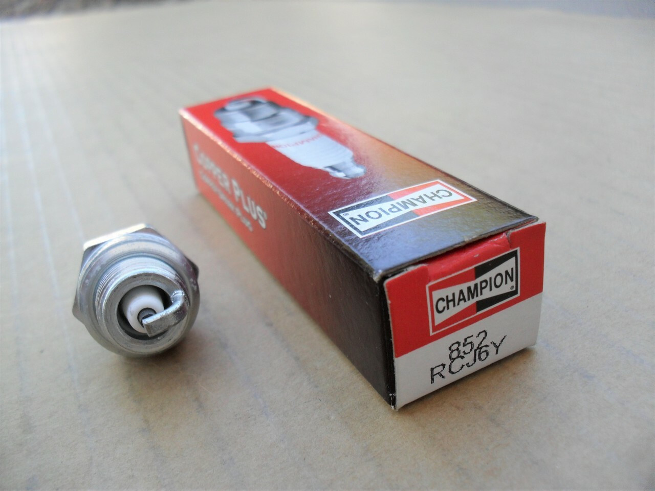 Spark Plug for Weedeater FB25 Leaf Blower Champion 852, RCJ6Y