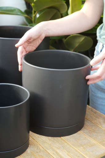 10" Romey Pot in Black - Tonkadale