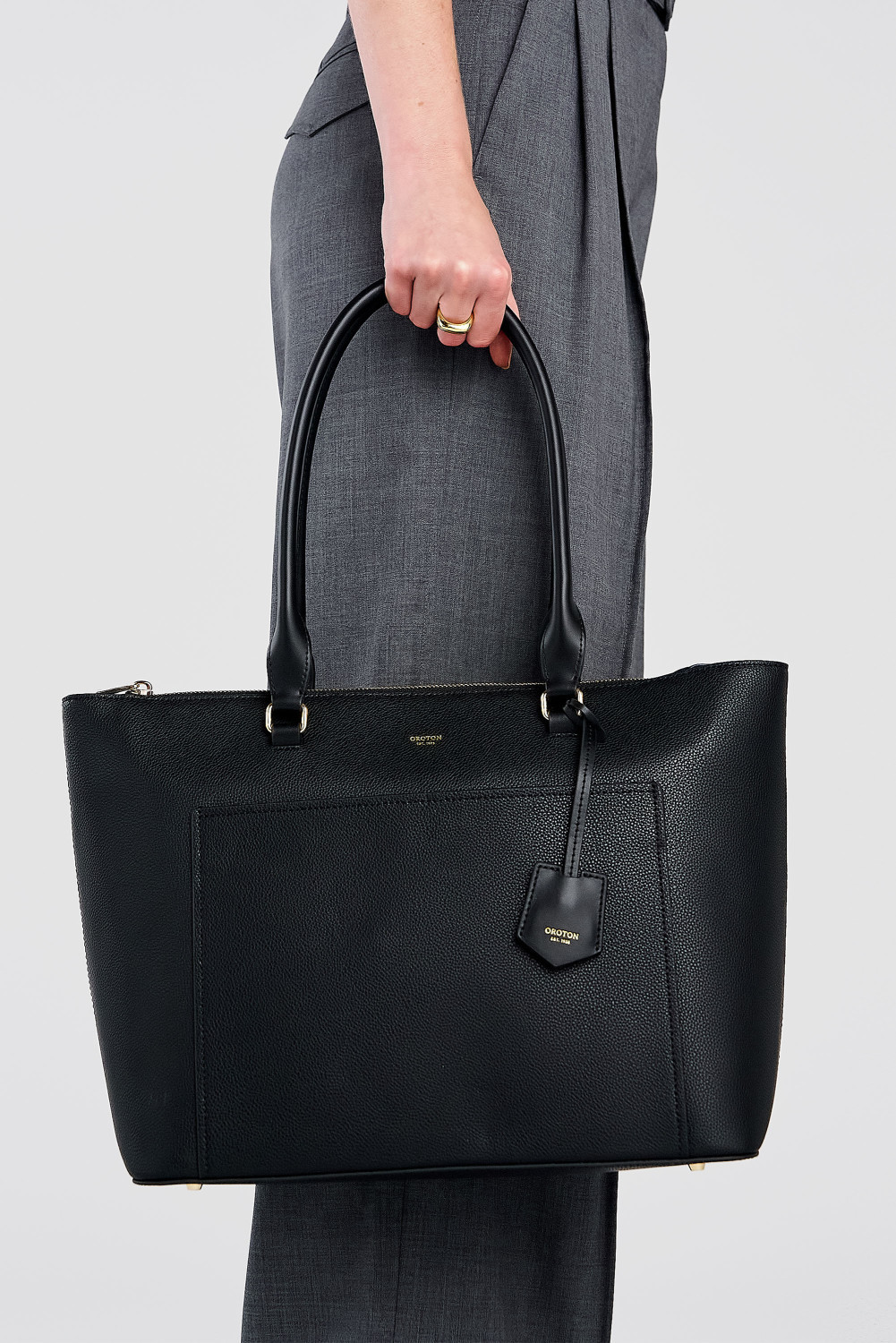 IRIS MEDIUM TOTE - Black | Oroton
