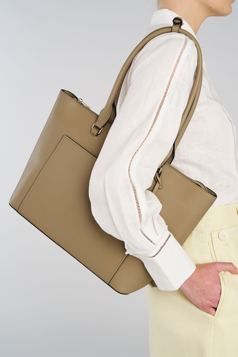 IRIS MEDIUM TOTE - MUSHROOM | Oroton