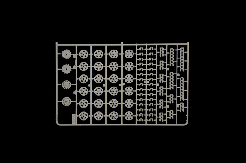 SdKfz 10 Demag Halftrack w/Le IG18 Gun & Crew 1/35 Italeri