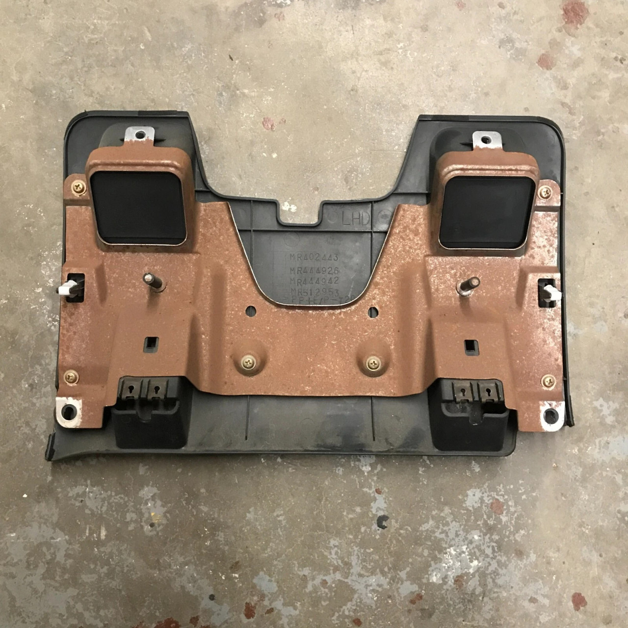 USED - MONTERO Gen3 - Dash Knee Panel