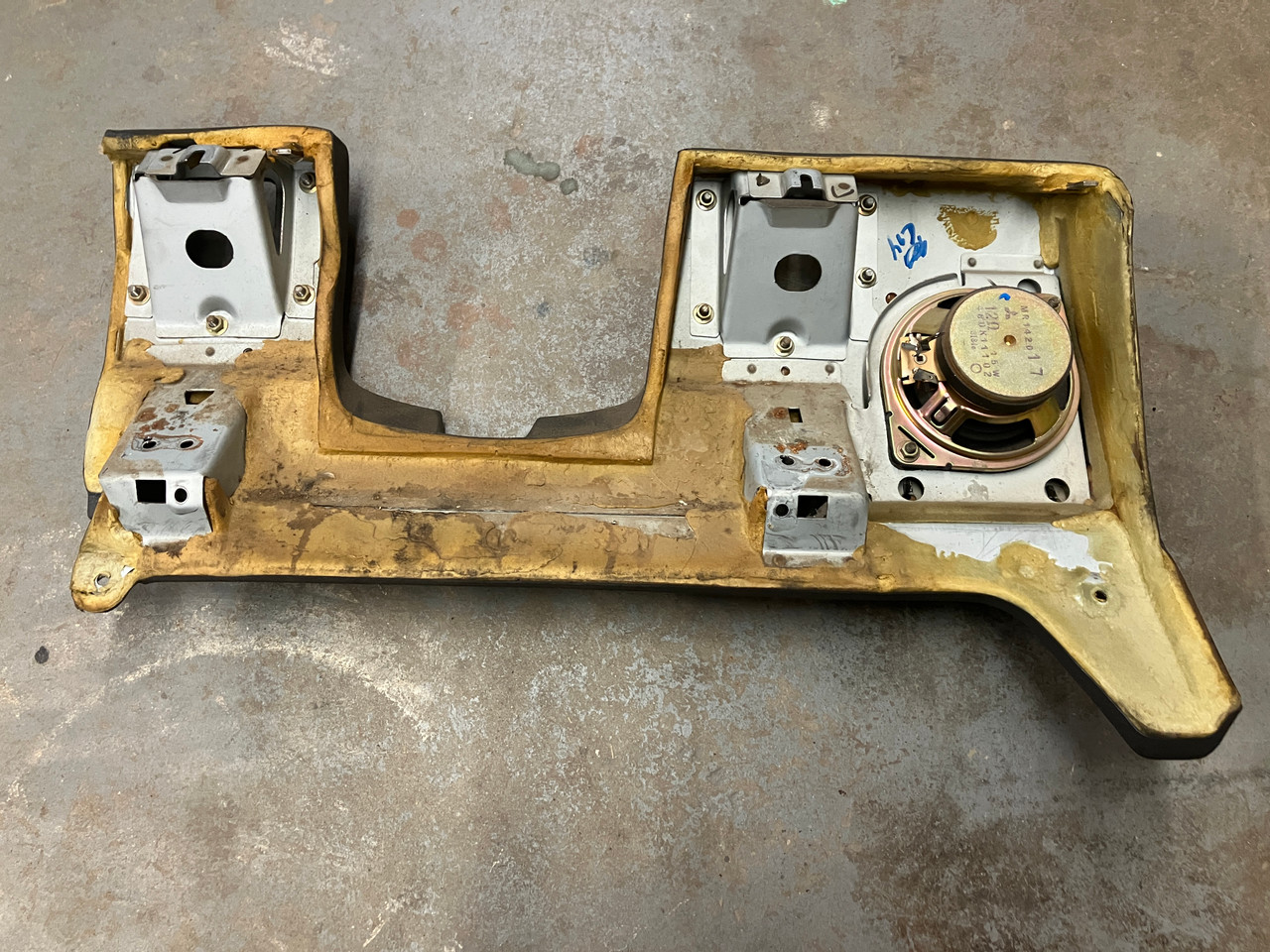 USED - MONTERO Gen2, 2.5 - Dash Knee Panel