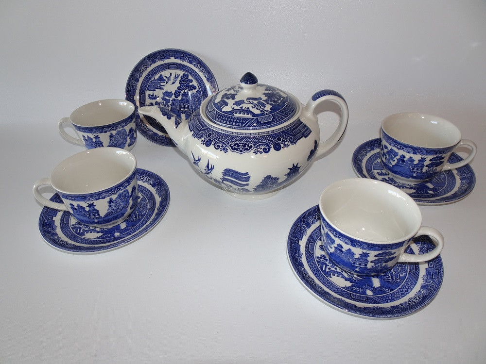 Vintage Blue Willow Pattern Part Tea Set