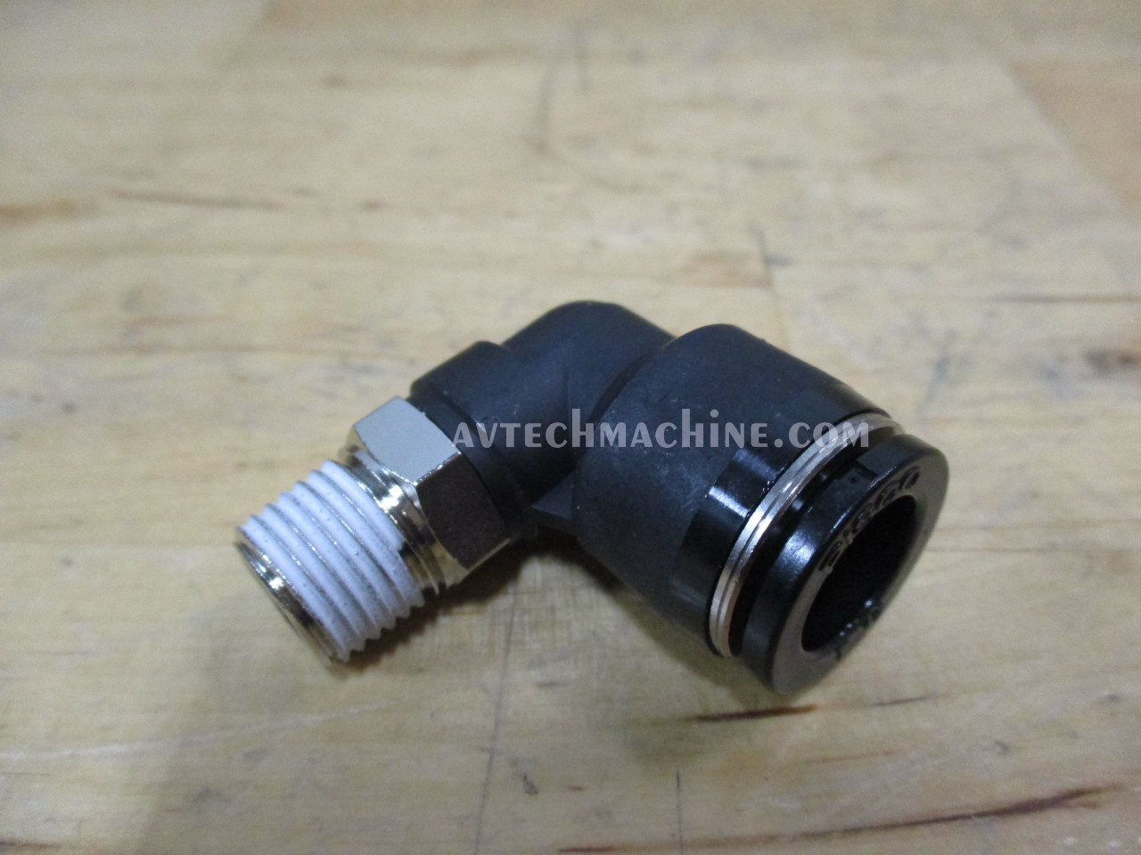 PL12-02T Pisco Quick Connect 90° 12mm Tube 1/4” Pipe Thread