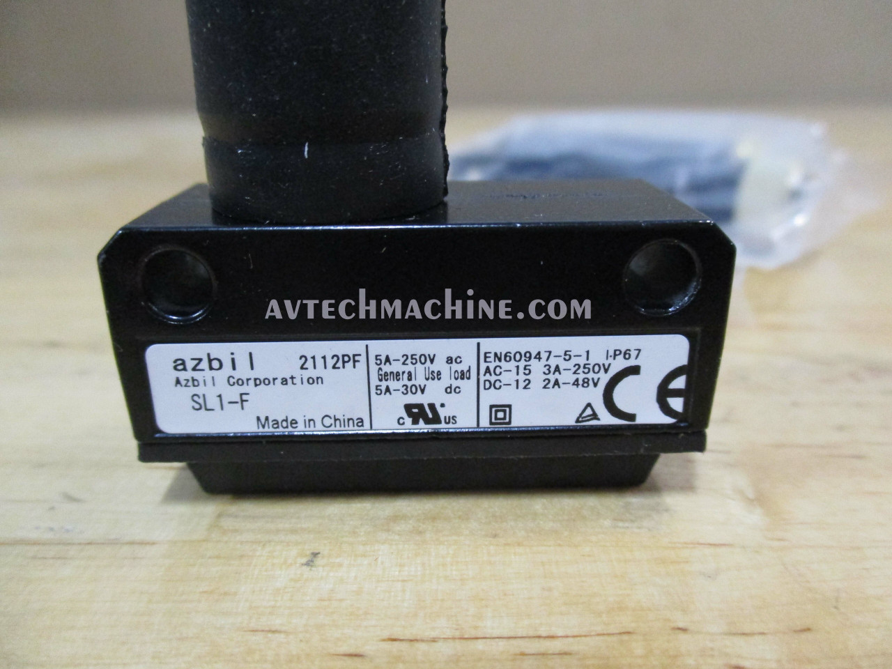 SL1-F Yamatake / Azbil Limit Switch Roller Perpendicular