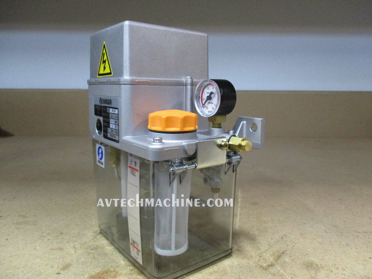 LCB4-011B Showa Lubrication Pump 2L Plastic Tank 1P 200V