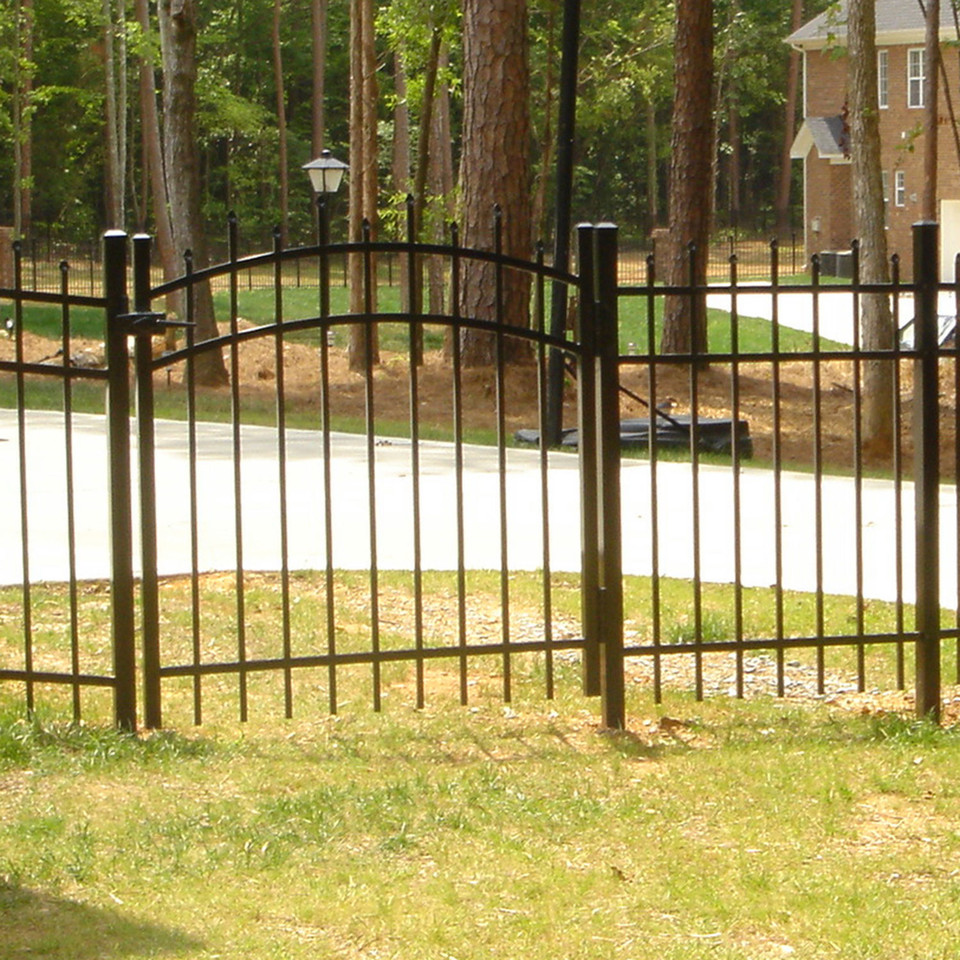 Staggered Spear Point Top Aluminum Gates