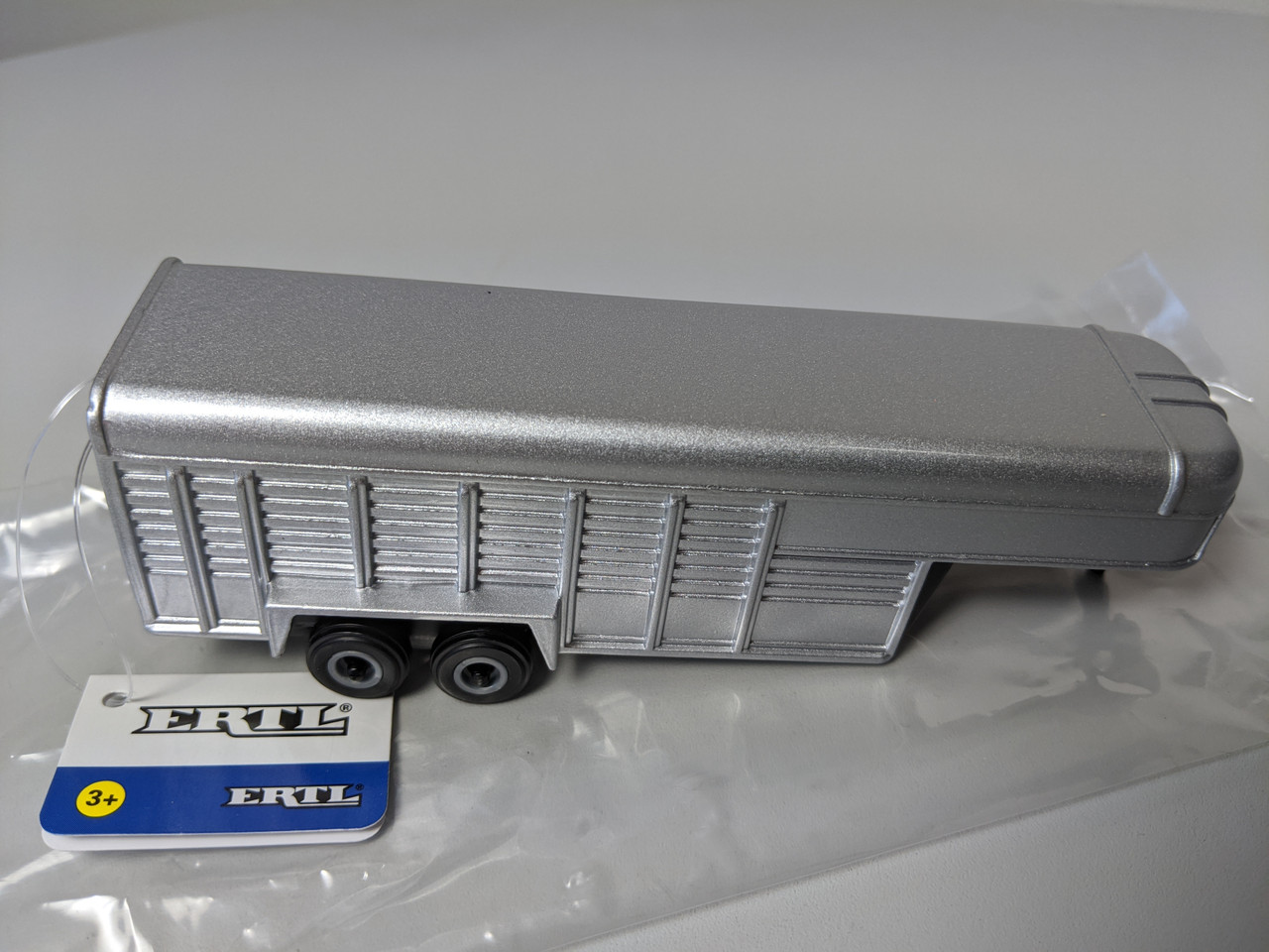 1:64 Gooseneck Animal Trailer, Silver, cnp by Ertl - Town and Country ...