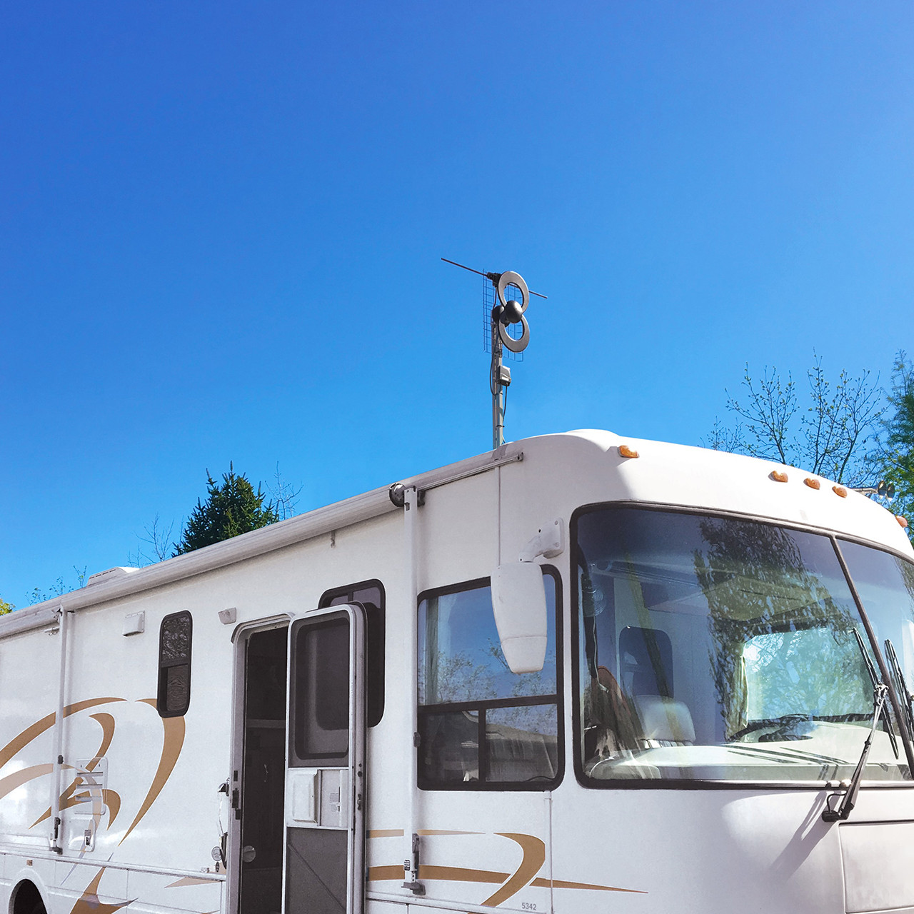 ClearStream 2 RV On-The-Go UHF VHF Amplified HDTV Antenna