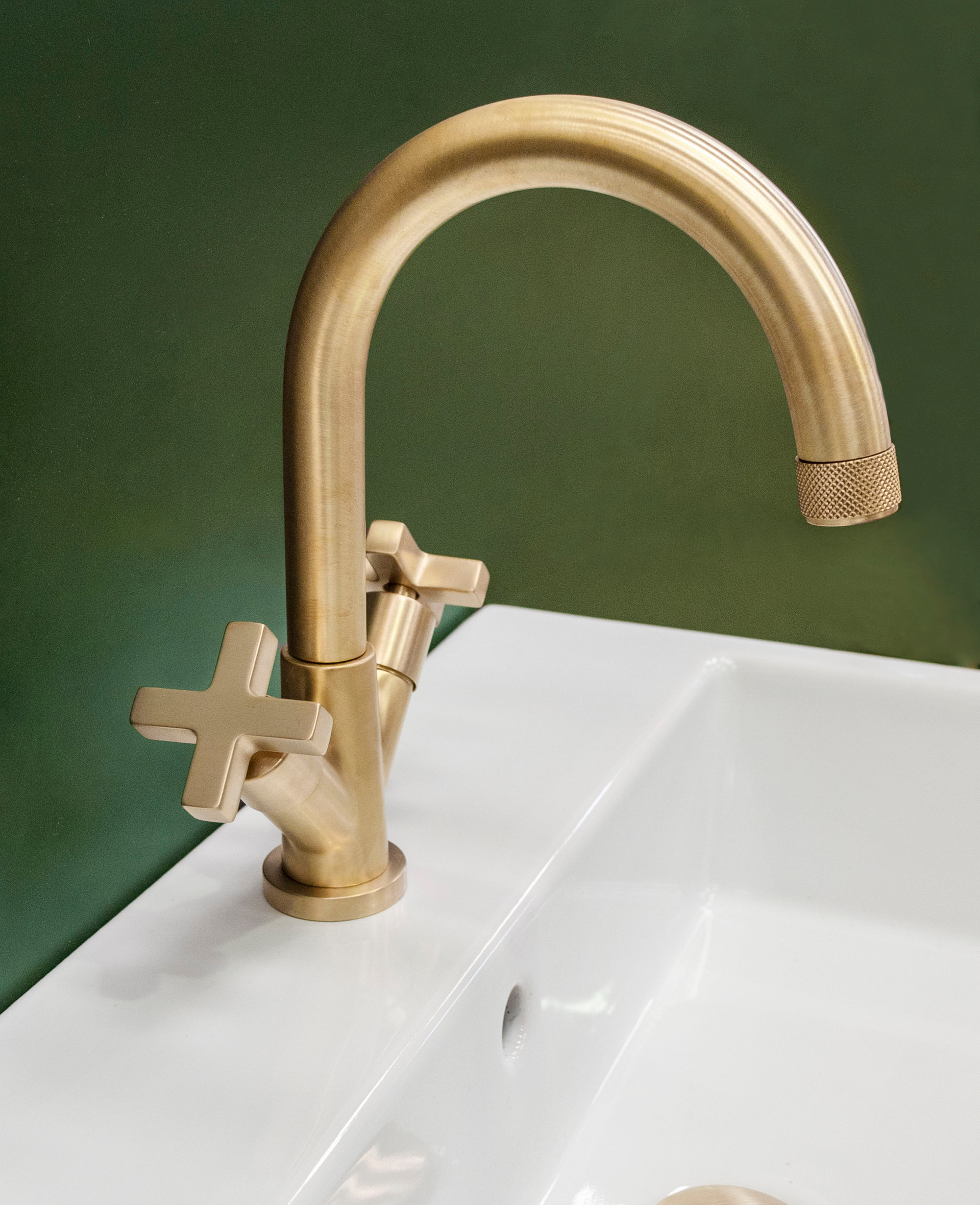 Contemporary basin mixer and pop-up waste