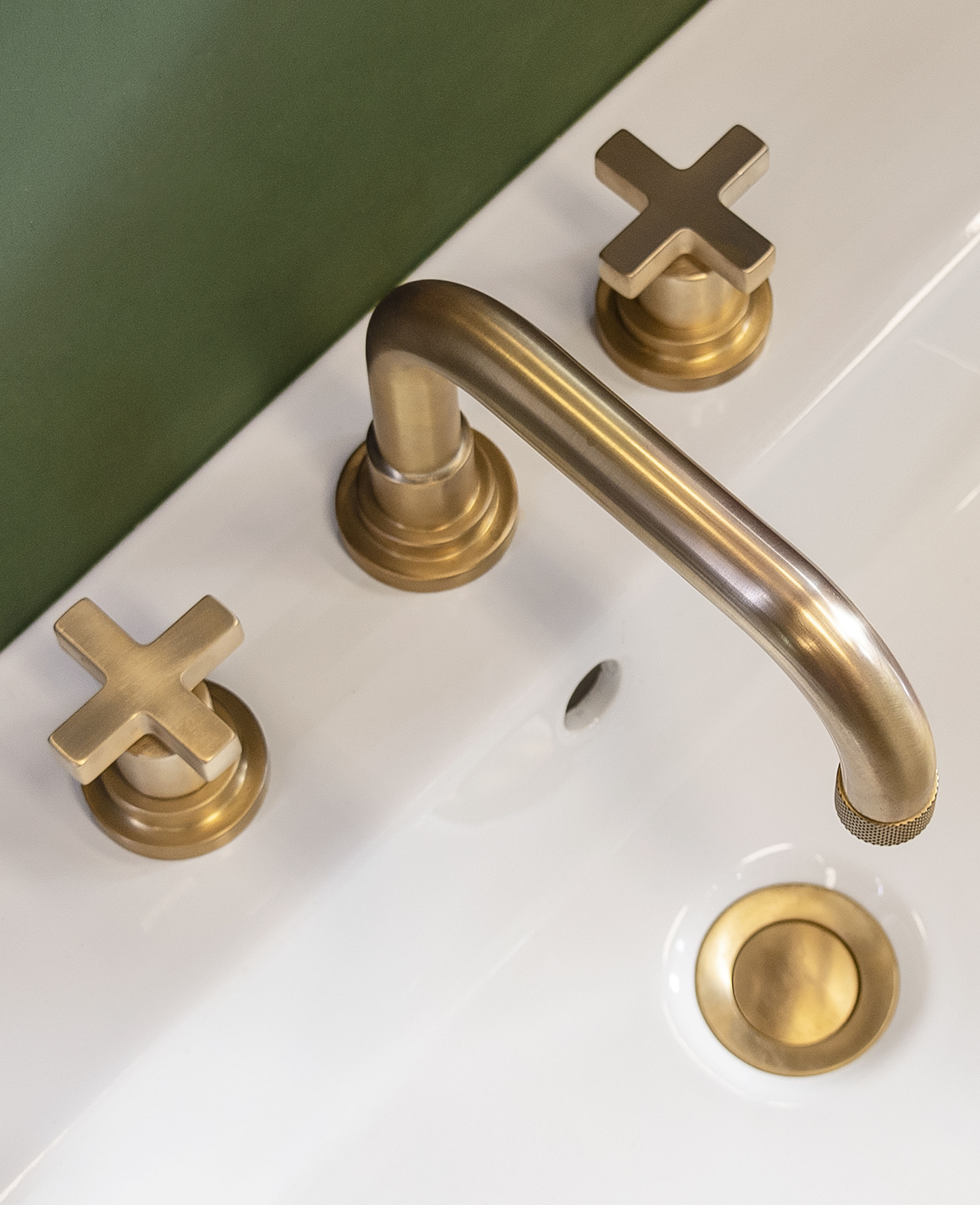 Contemporary deck mounted basin mixer