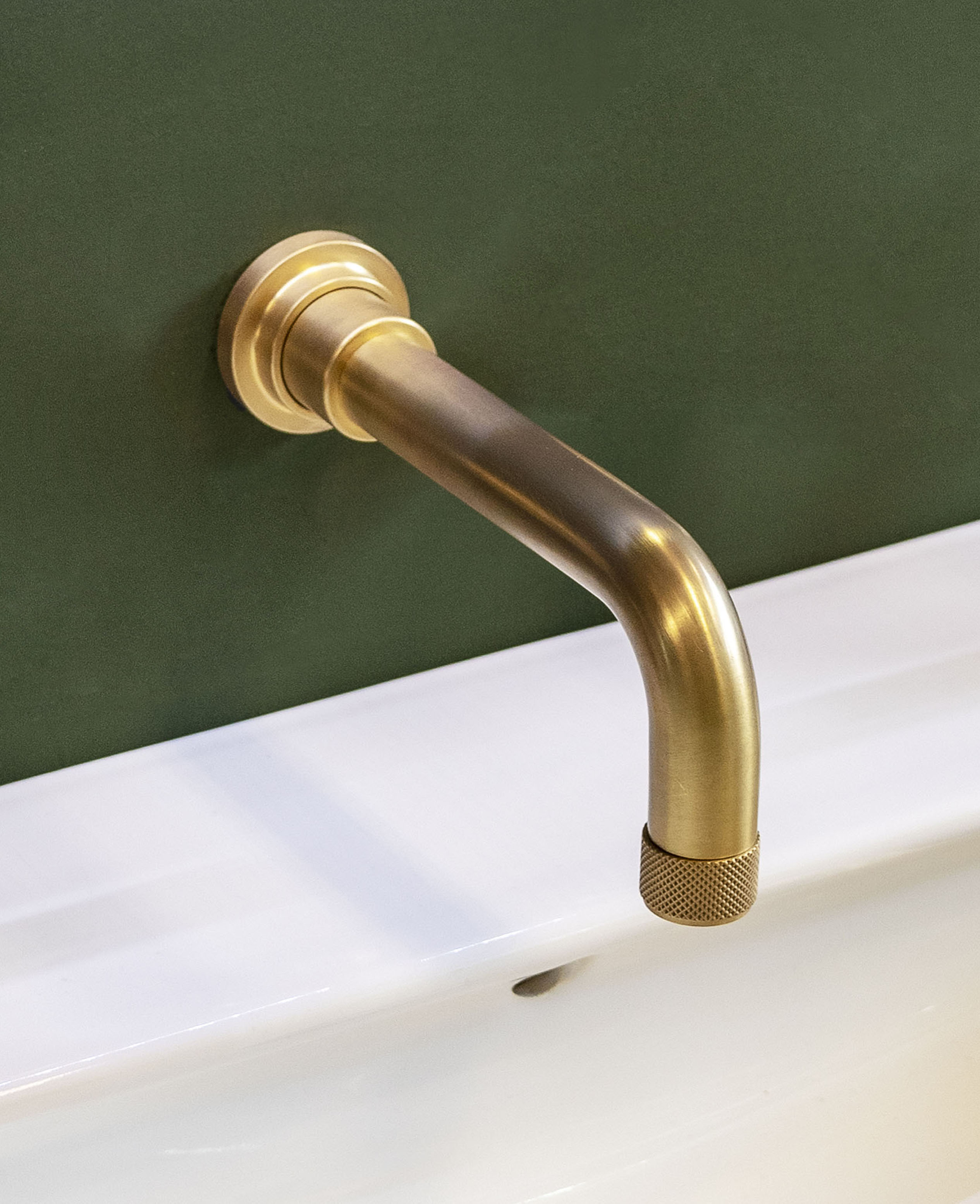 Contemporary basin or bath spout