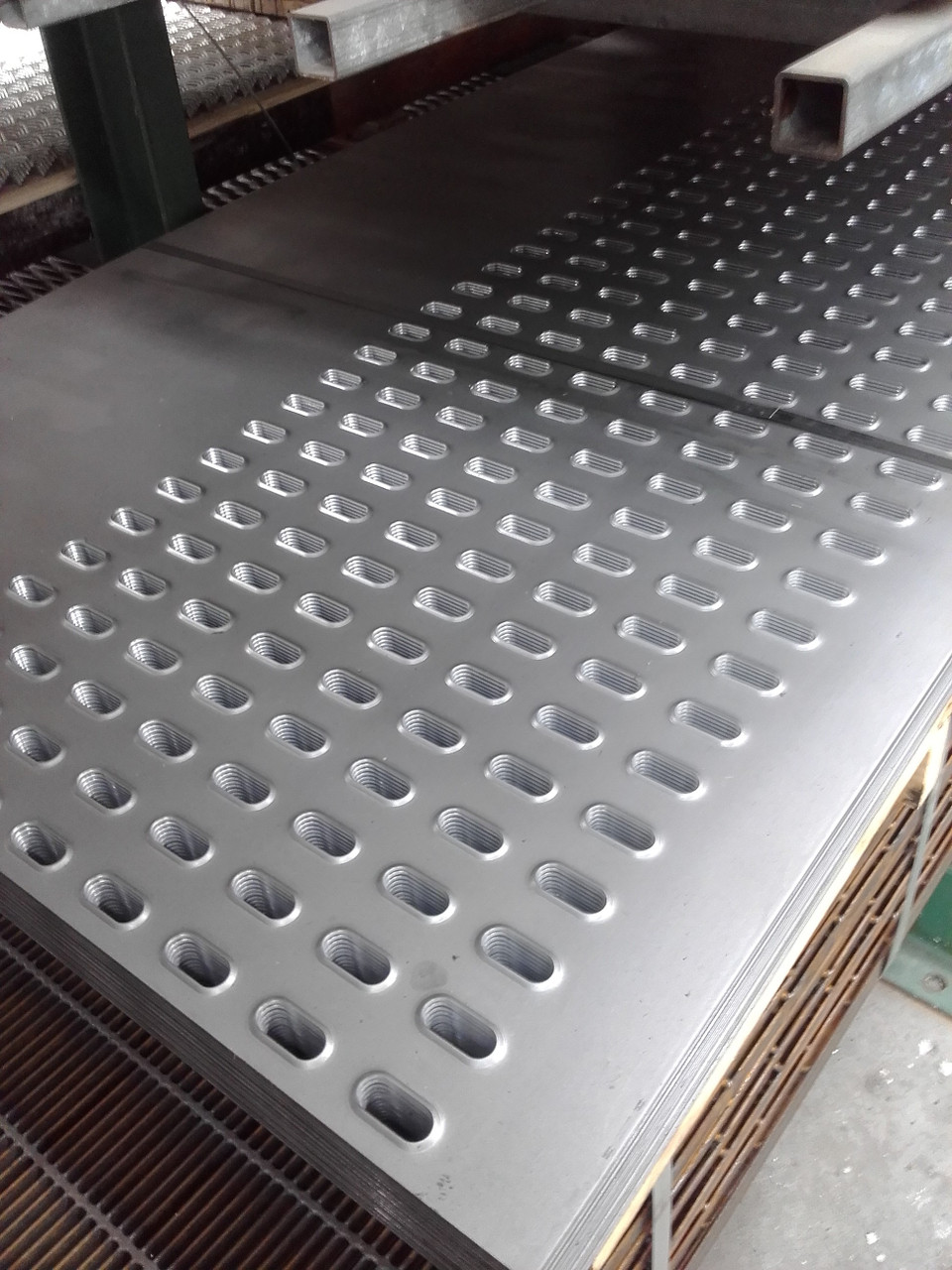 Car carrier trailer floor mesh