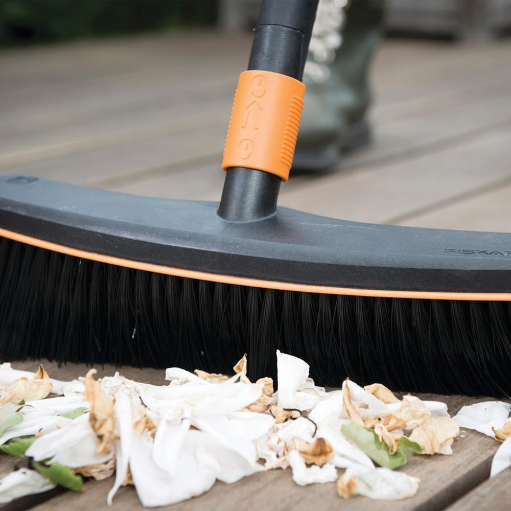 Fiskars 1001416 QuikFit Patio Broom | ITS.co.uk|
