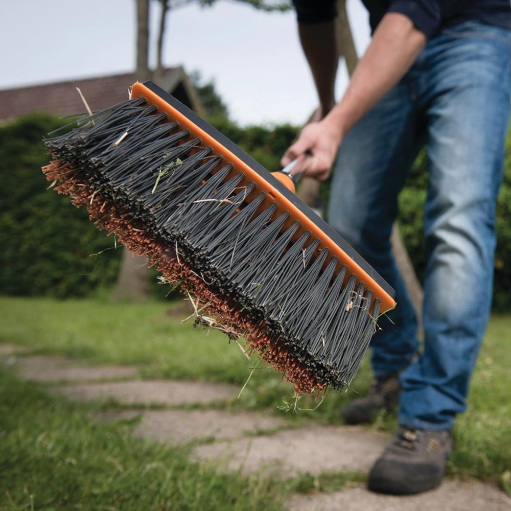 Fiskars 1001416 QuikFit Patio Broom | ITS.co.uk|