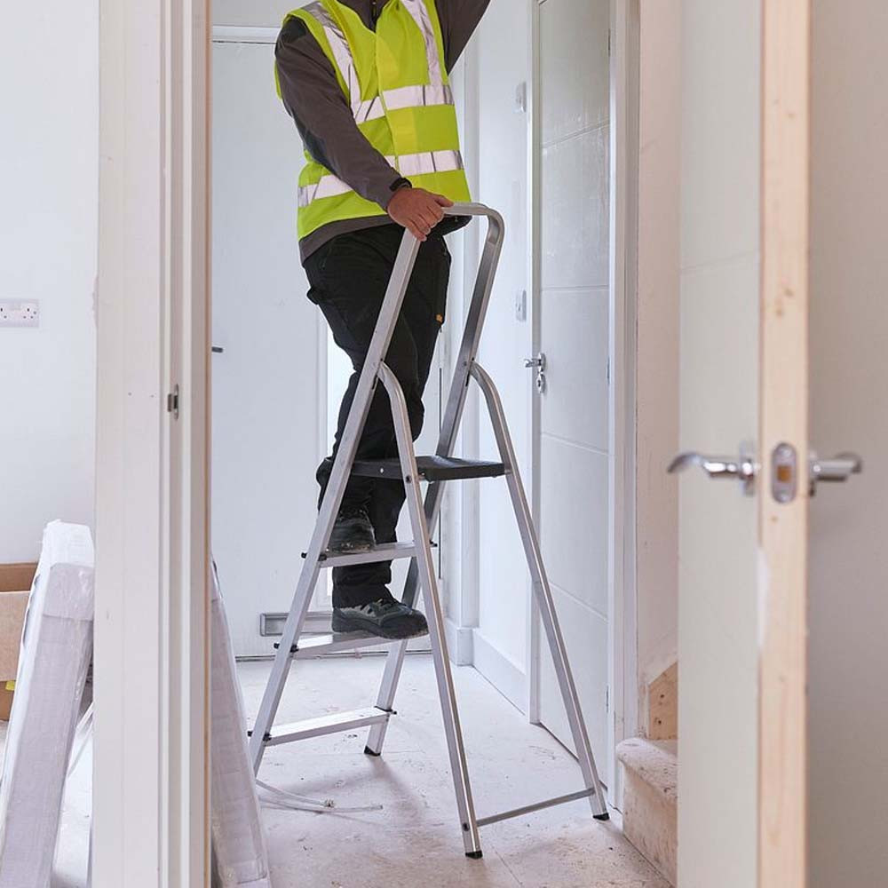 Werner High Handrail Step Ladder - 4 Tread | ITS.co.uk|
